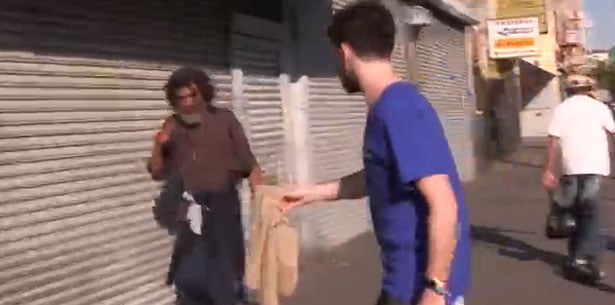 Boicotea a Abercrombie & Fitch regalando ropa a deambulantes -VÍDEO