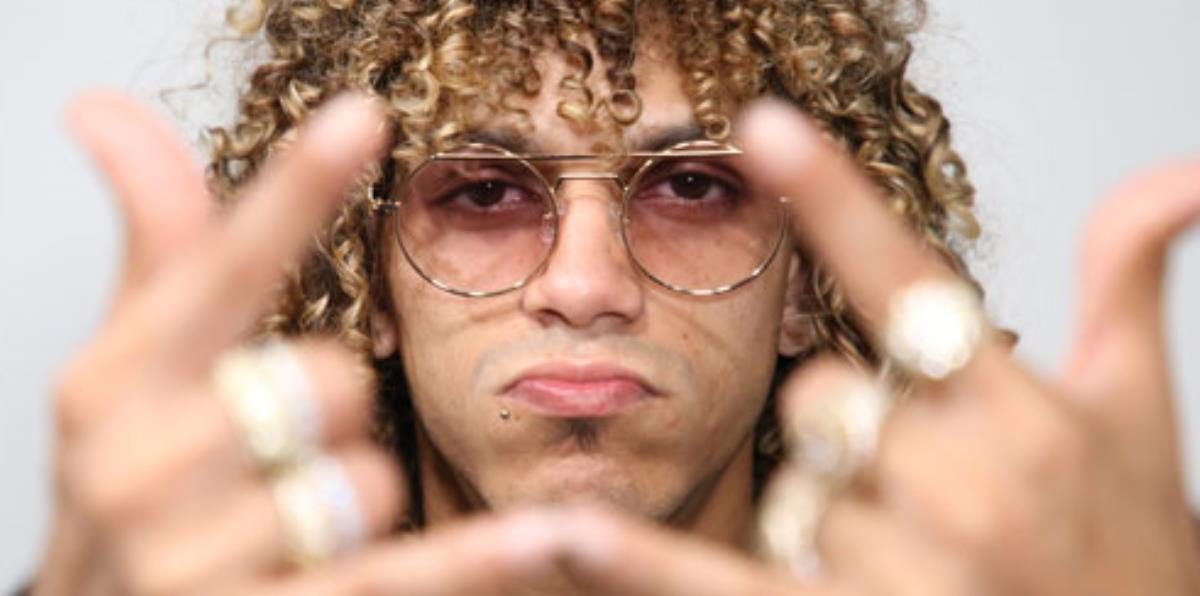 Jon Z sorprende a la madre de sus hijos con una casa