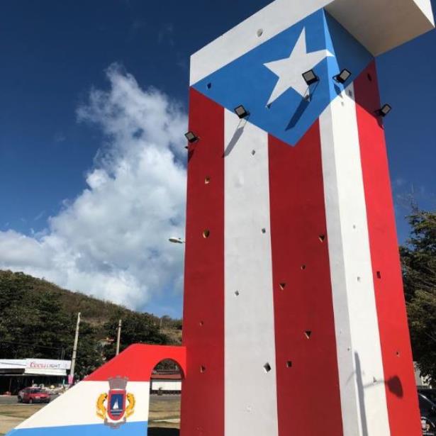 Restauran la bandera de Puerto Rico en Fajardo